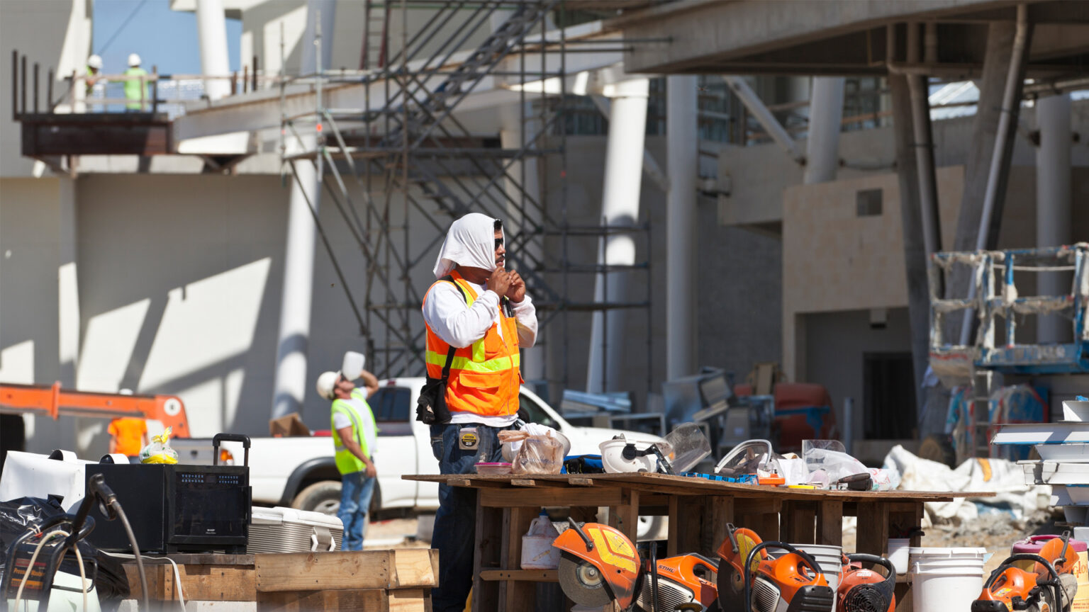As the planet warms, outdoor workers need new protections from extreme ...